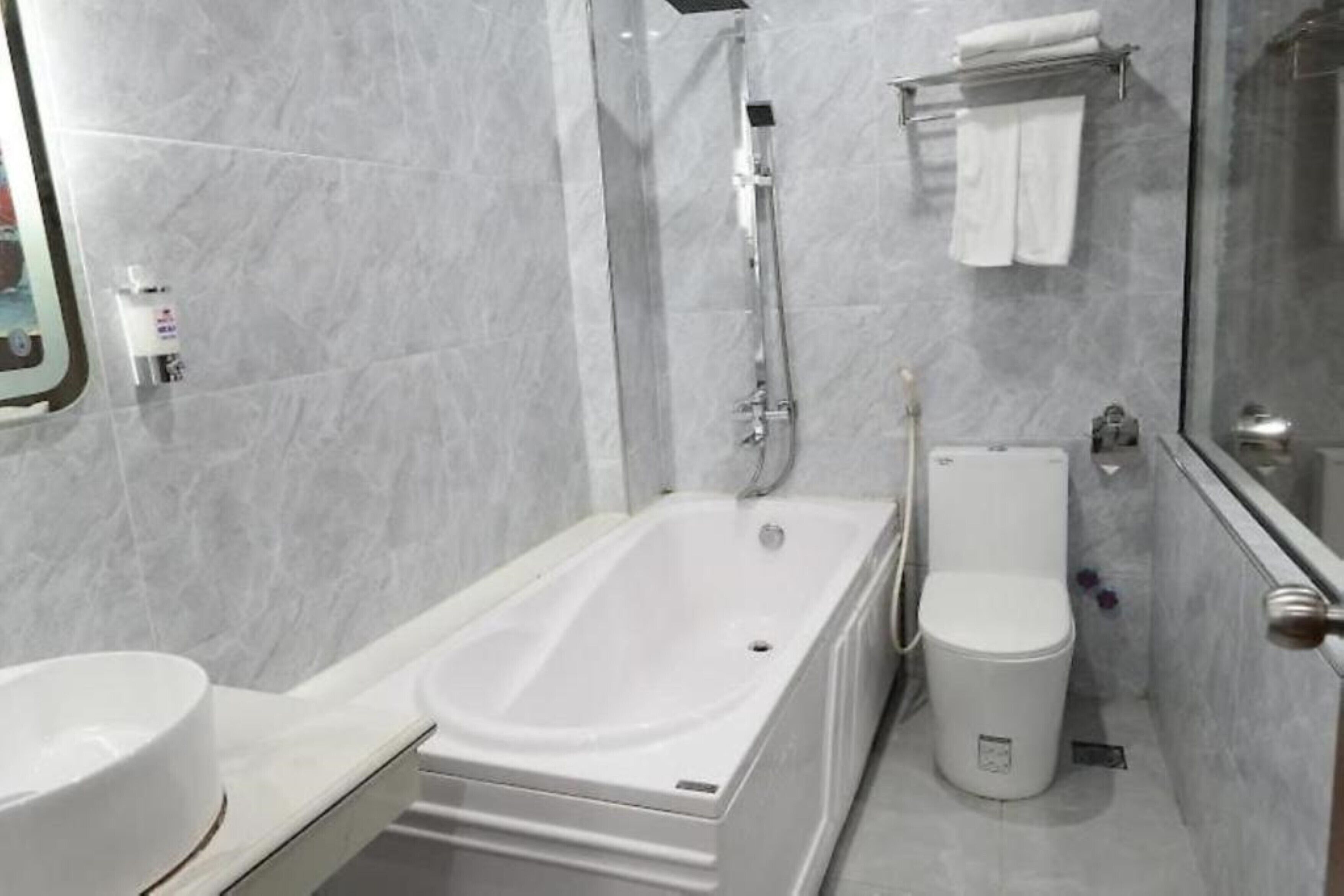 Quarto Duplo Deluxe, banheira | Casa de banho | Artigos de higiene pessoal grátis, um secador de cabelo, chinelos 