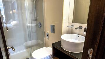 Um polibã, um secador de cabelo, papel higiénico