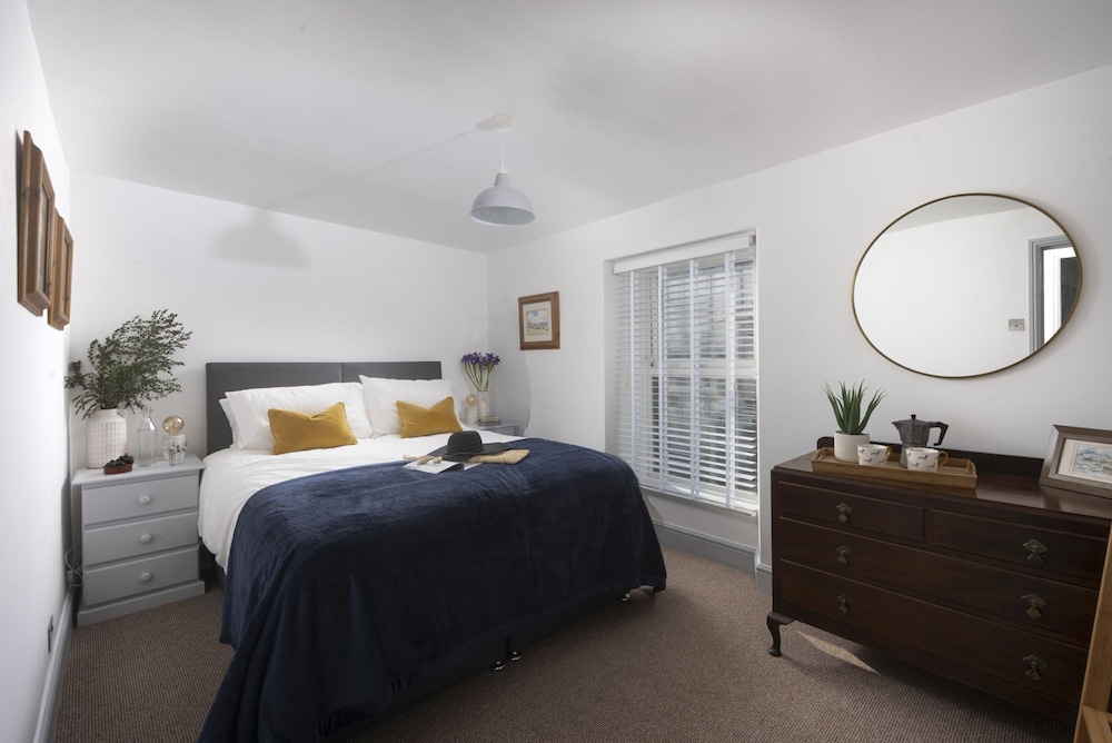 May Cottage - A Lovely Pet-friendly Cottage With Courtyard Garden, Just 7 Minutes Walk From St Ives - St Ives