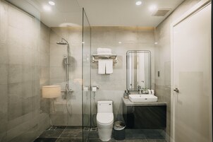 Chuveiro, produtos de toalete grátis, secador de cabelo, sabonete