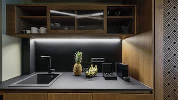 Quarto Triplo Executivo, Vista para a cidade | Cozinha privada | Um frigorífico, utensílios de cozinha