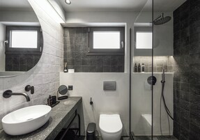 Quarto Twin Deluxe | Casa de banho | Um polibã, um secador de cabelo, chinelos, toalhas fornecidas 