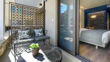 Quarto Triplo Comfort, Vista para a cidade | Terraço/pátio interior