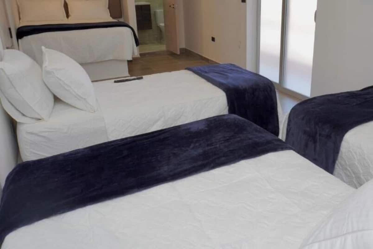 Quarto Familiar, varanda | Roupa de alta qualidade, edredões de penas, com decoração personalizada