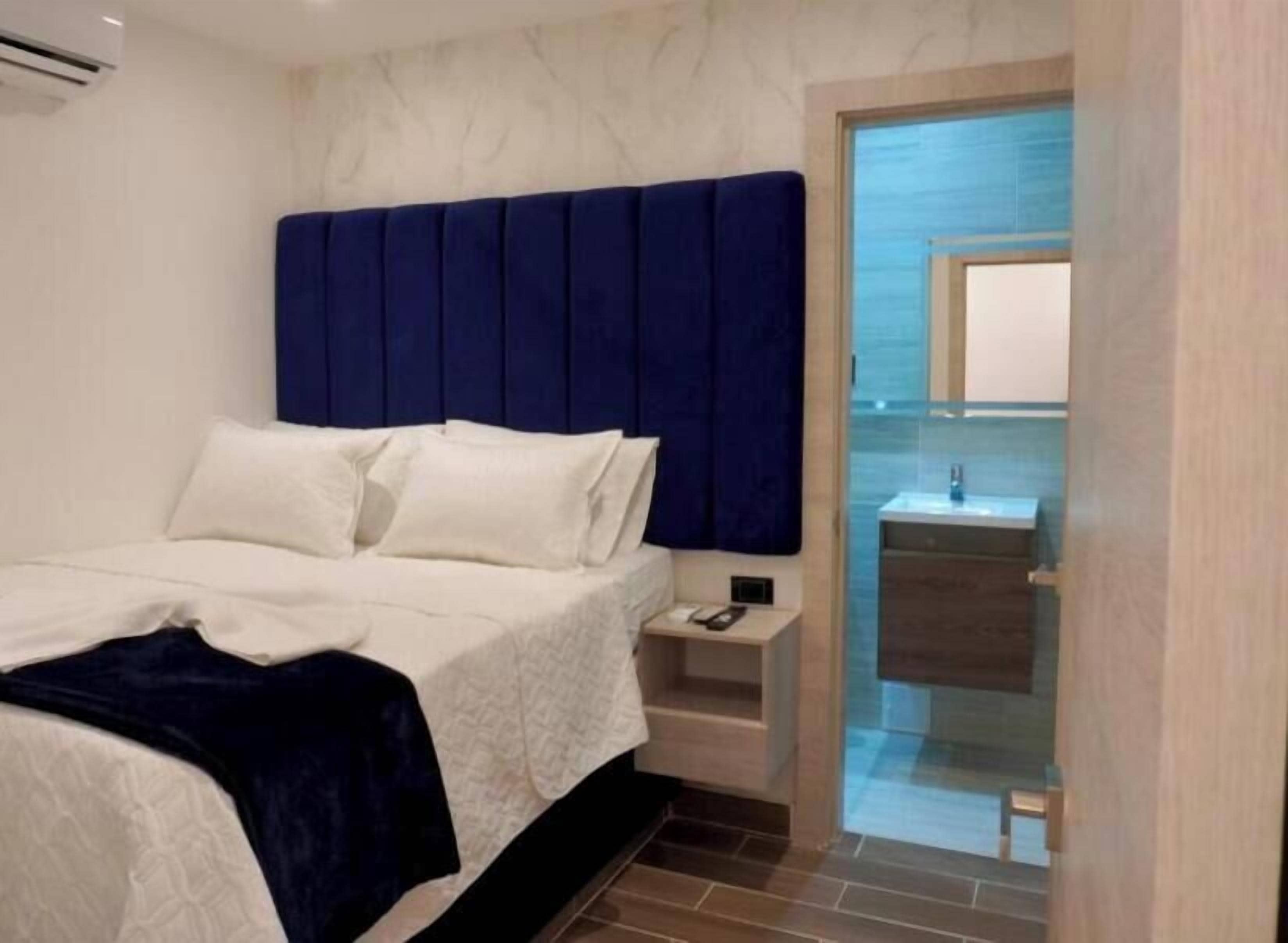 Quarto Duplo Deluxe | Roupa de alta qualidade, edredões de penas, com decoração personalizada 