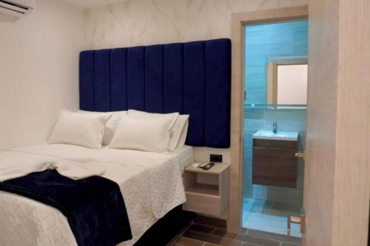 Quarto Duplo Deluxe | Roupa de alta qualidade, edredões de penas, com decoração personalizada