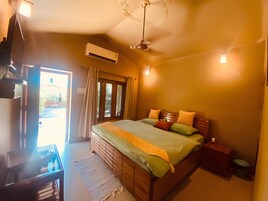 Quarto Deluxe, vista para o jardim | Secretária, secretária adequada para computadores portáteis 