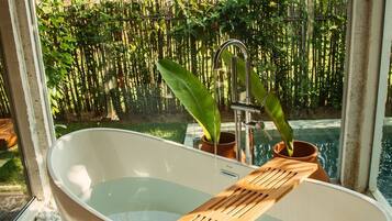 Quarto duplo superluxo, vista para o jardim | Banheiro | Chuveiro, produtos de toalete grátis, secador de cabelo