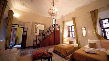 Roupa de alta qualidade, cofre no quarto, ferro/tábua de engomar