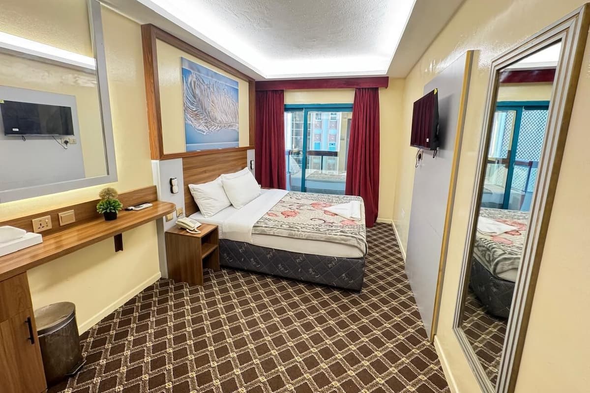 Quarto Duplo Standard, Vista para a cidade | Secretária adequada para computadores portáteis, Wi-fi grátis