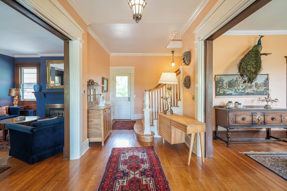 Lion's Head Bed & Breakfast - Niagara Falls