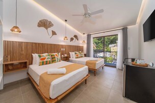 Quarto Duplo Deluxe, 2 camas de casal | Roupa de alta qualidade, cofre no quarto, cortinas/cortinados opacos 