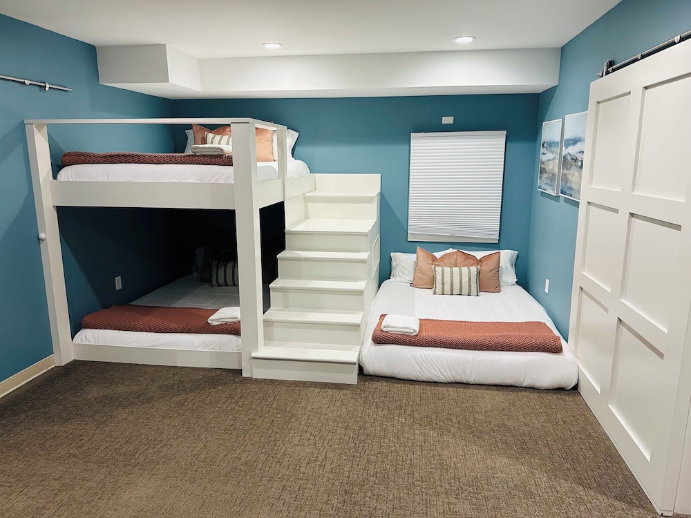 Tremont Eleven: Game Room, Fire Pit, and Prime Location! - Cleveland | Vrbo