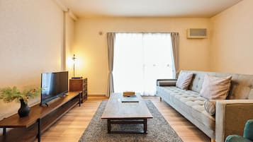 Apartamento Familiar | Sala de estar | Televisor de ecrã plano de 50 polegadas com canais digitais