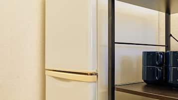 Apartamento Familiar | Cozinha privada | Um frigorífico/congelador grande, um micro-ondas, uma placa de cozinha
