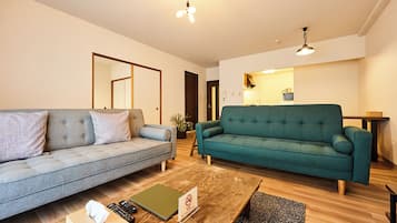 Apartamento família | Área de estar | TV de tela plana 50 polegadas com canais digitais, escritórios