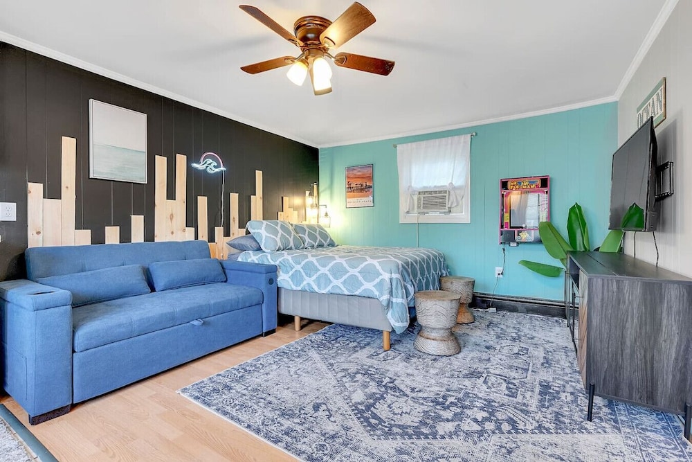 Fun Vibes Motel Suite: Chic Beach Getaway - Kennebunkport, ME