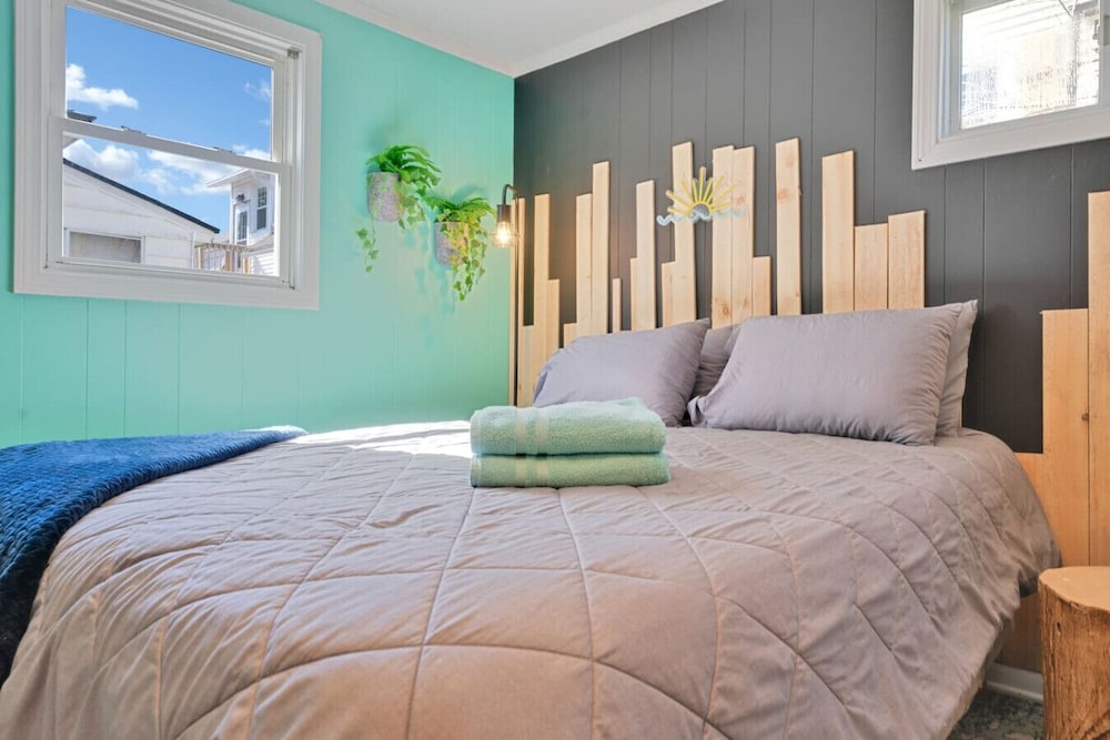 Vibrant Motel Suite: Your Cozy Retreat - Kennebunkport, ME