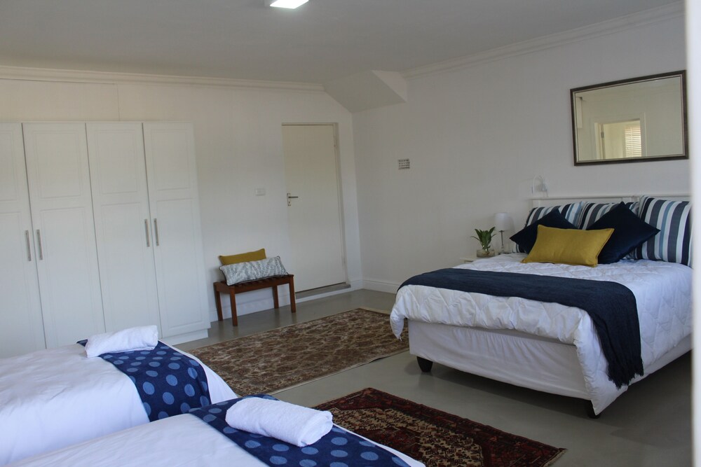@The Waves Beach Accommodation With Sea And Mountain Views!
7 Bedrooms - Western Cape