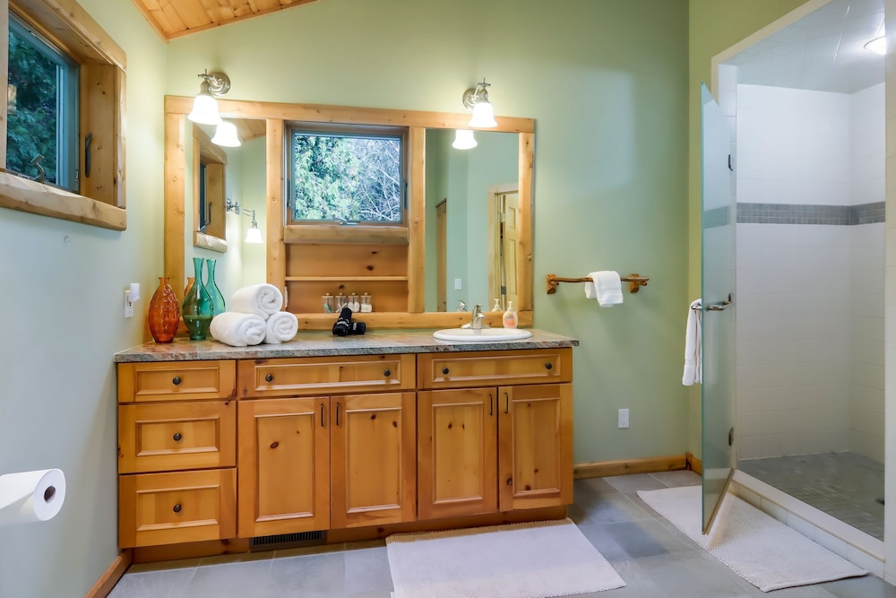 Boardman Monarch Upscale River Lodge Hot Tub! - Michigan