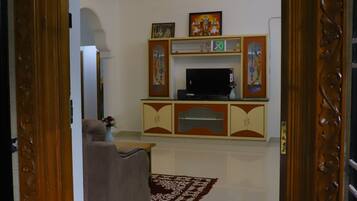 Apartamento, 2 quartos | Sala de estar | Televisor LED, Netflix, filmes em estreia, filmes pagos