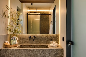 Apartamento, 1 quarto, vista para o mar | Casa de banho | Artigos de higiene pessoal grátis, um secador de cabelo, roupões