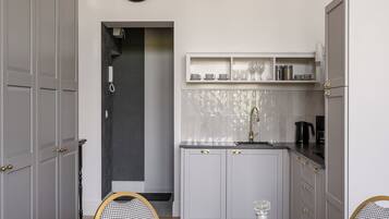 Suíte estúdio exclusiva, vista para a cidade | Cozinha americana privada | Geladeira, micro-ondas, cooktop, lava-louças