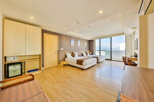 Quarto Quádruplo Familiar, Vista para a cidade | Roupa de alta qualidade, edredões de penas