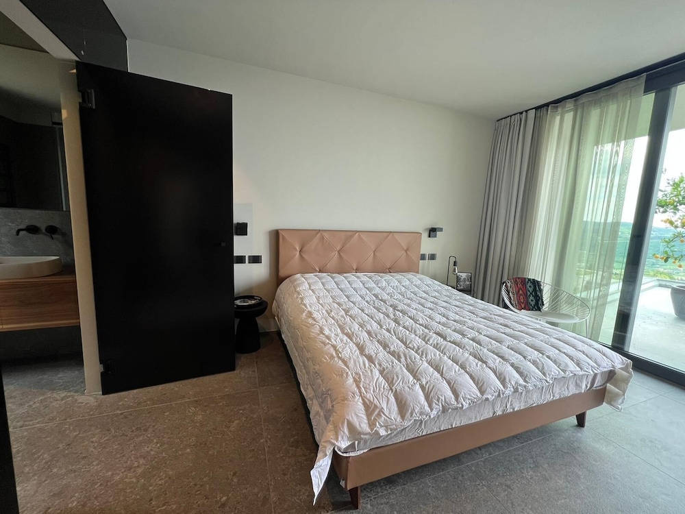 Elegante Luxusvilla Mit Pool Und Spektakulärer Aussicht Auf Den Gardasee - Garda