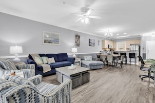 Condo standard, 2 quartos, varanda, vista para o campo de golfe | Sala de estar | Smart TV 65 polegadas com canais digitais
