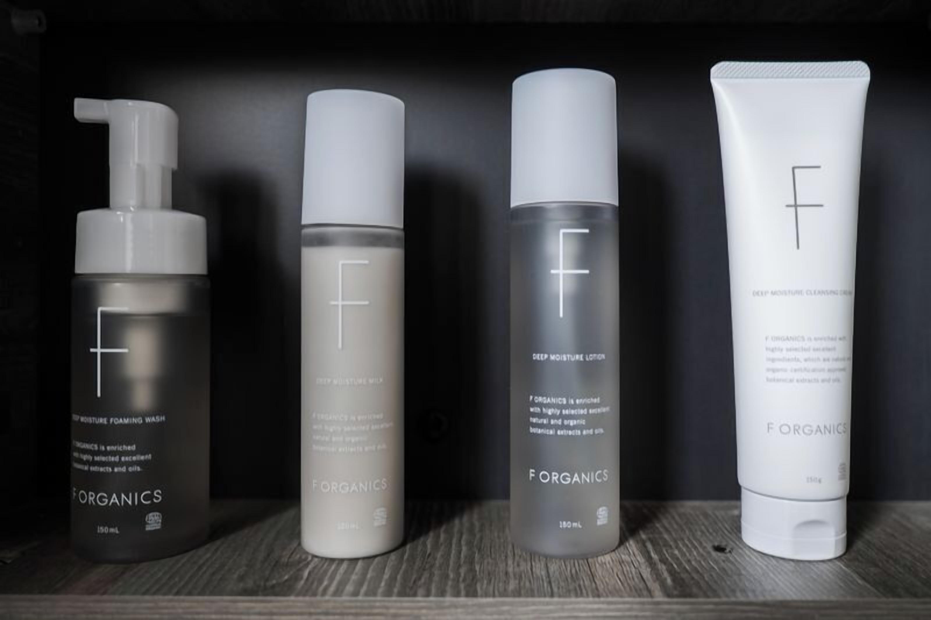 Quatro frascos de loção hidratante profunda F Organics em uma prateleira.