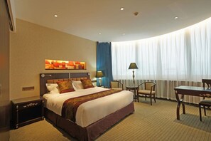 Quarto empresarial | Frigobar, cofres nos quartos, escrivaninha