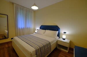 Apartamento, varanda, vista para o lago | 2 quartos, roupa de alta qualidade, edredões de penas