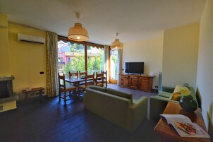 Apartamento, varanda, vista para o lago | Sala | Televisor de 30 polegadas com canais digitais 
