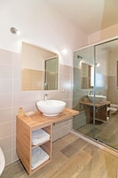 Quarto Duplo Deluxe | Casa de banho | Um polibã, um secador de cabelo, toalhas fornecidas, sabão