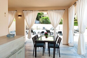 Quarto quádruplo luxo | Cozinha privada | Cooktop, talheres/pratos/utensílios de cozinha