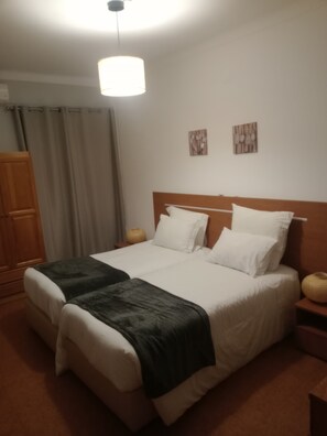 Quarto casal ou duplo, vista para o pátio | Escrivaninha, Wi-Fi de cortesia