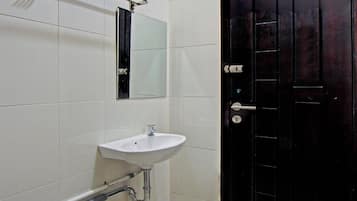 Quarto casal econômico | Banheiro | Chuveiro