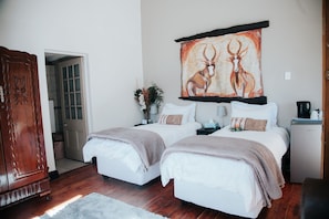 Quarto Deluxe, 1 cama king-size e sofá-cama, pátio, vista para o jardim | Com decoração personalizada, com mobília individualizada, Wi-fi grátis