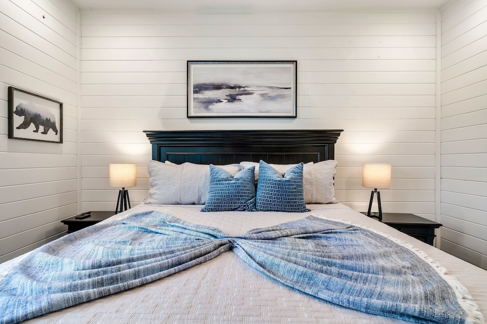 Douglas Lake Life and Pigeon Forge Adventures - Sevierville | Vrbo