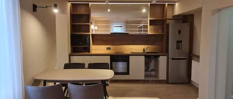 Apartamento Deluxe | Sala de estar | Televisor
