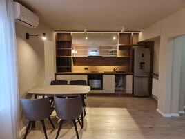 Apartamento Deluxe | Sala de estar | Televisor 