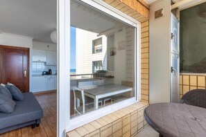 Apartamento, várias camas, varanda, vista para o mar | Terraço/pátio interior