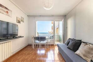Apartamento, várias camas, varanda, vista para o mar | Sala de estar | Televisor de ecrã plano de 24 polegadas com canais por cabo 