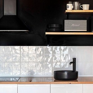 Apartamento Deluxe, varanda, vista para o mar | Cozinha privada | Minifrigorífico, um micro-ondas, uma placa de cozinha 