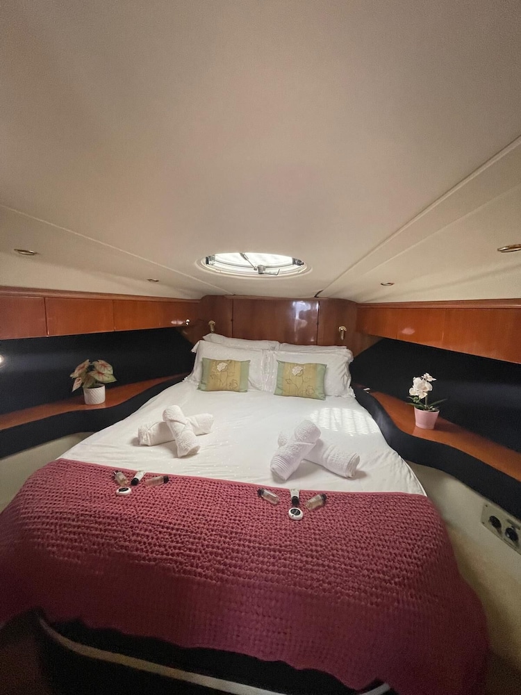 Stay On A Sunseeker Boat In Torquay Marina, Mdl, On The South Coast Of Devon Uk. - Paignton