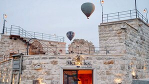 Um edifício de pedra com uma placa que diz 'Memories Cave House'.