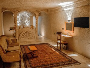 Ariarathes Cave Suite | Roupa de alta qualidade, camas de colchão viscoelástico, minibar 