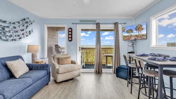Apartamento Signature em Condomínio Fechado, vista para a praia | Sala | Smart TV de 55 polegadas com canais digitais