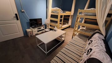 Quarto Quádruplo Elite, apenas para mulheres, não fumadores | 1 quarto, secretária, Wi-fi grátis, roupa de cama fornecida
